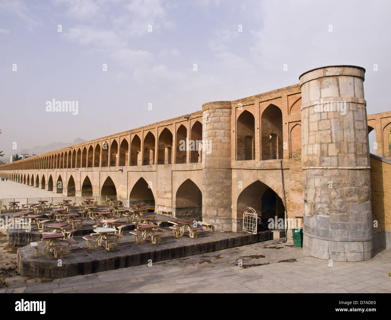 33 pol Allah Verdi Khan bridge in Isfahan, Iran in the morning Stock ...