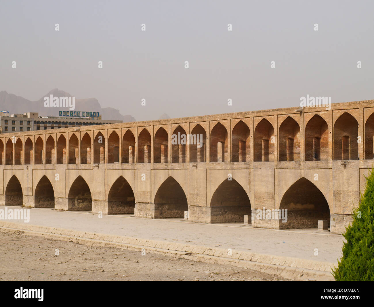 33 pol Allah Verdi Khan bridge in Isfahan, Iran in the morning Stock ...