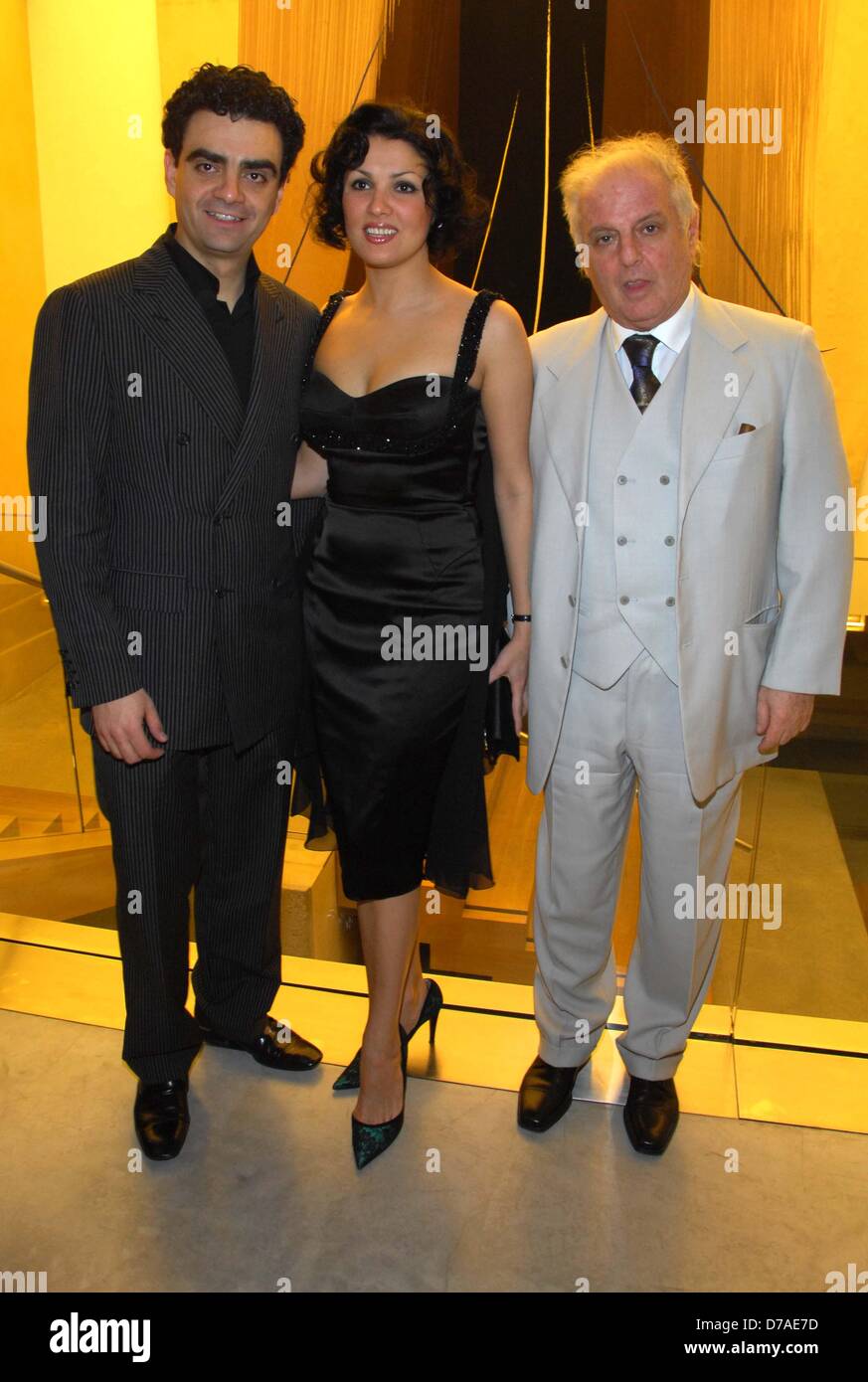 Rolando Villazon (l), Anna Netrebko (M) and Daniel Barenboim (r) at a ...