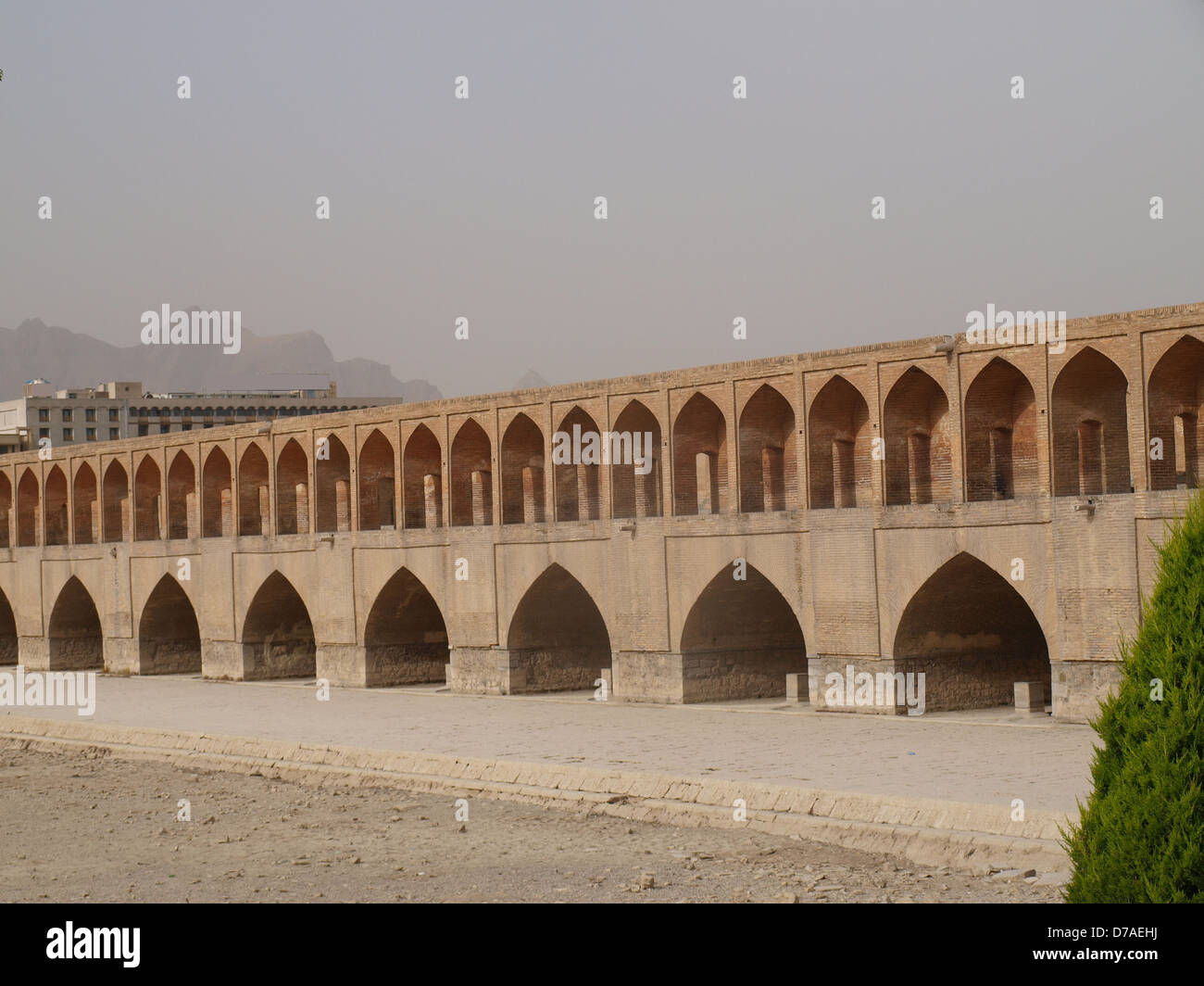 33 pol Allah Verdi Khan bridge in Isfahan, Iran in the morning Stock ...