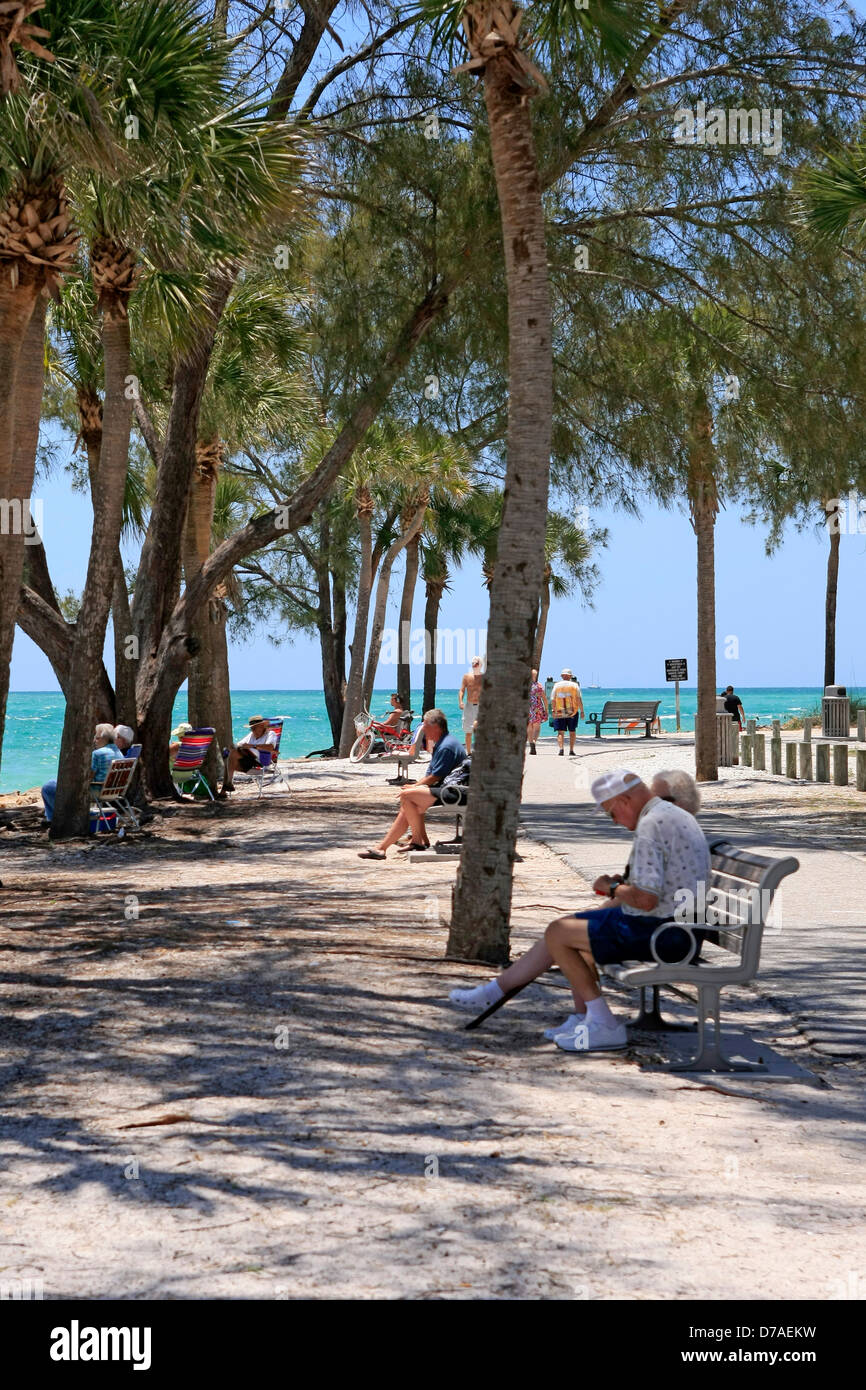 Mature women sunbathing beach hi-res stock photography and images - Alamy