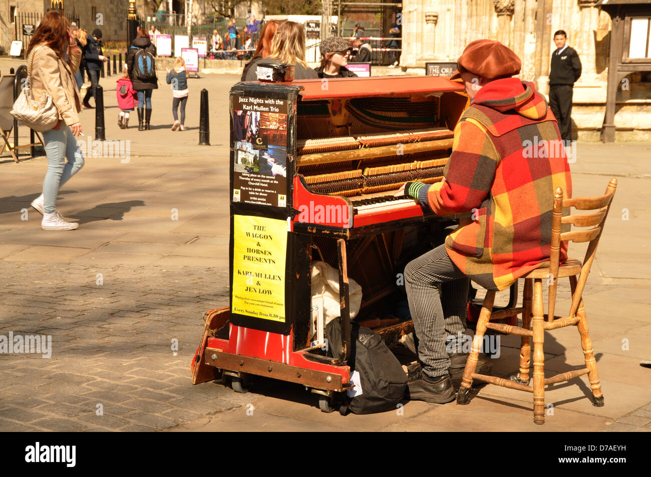 Busking crowds hi-res stock photography and images - Alamy