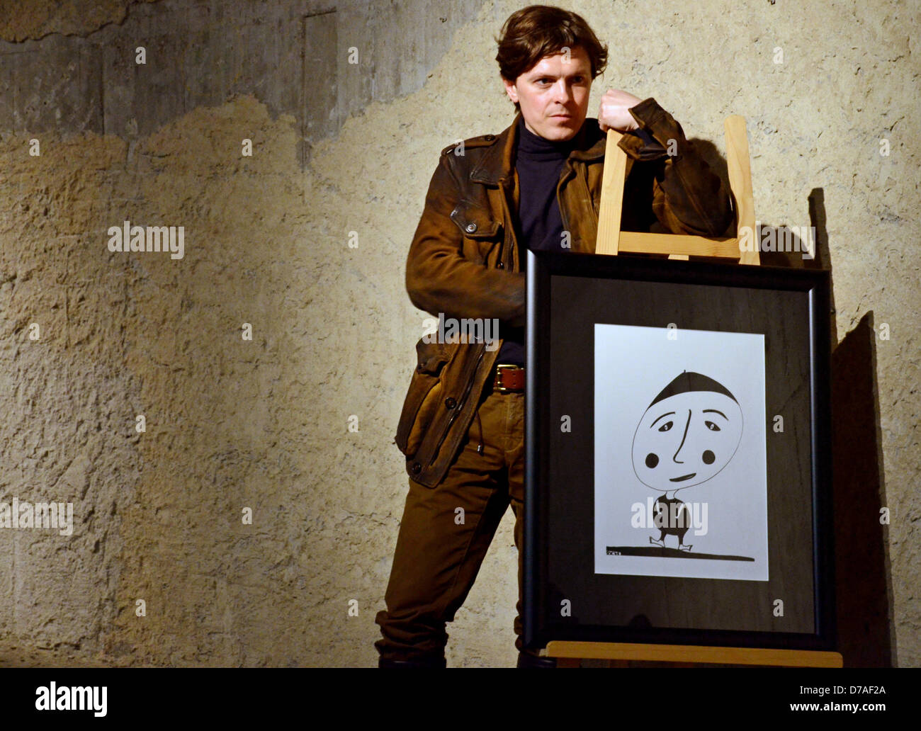 Irish-American musician and artist Paddy Kelly poses next to his ...