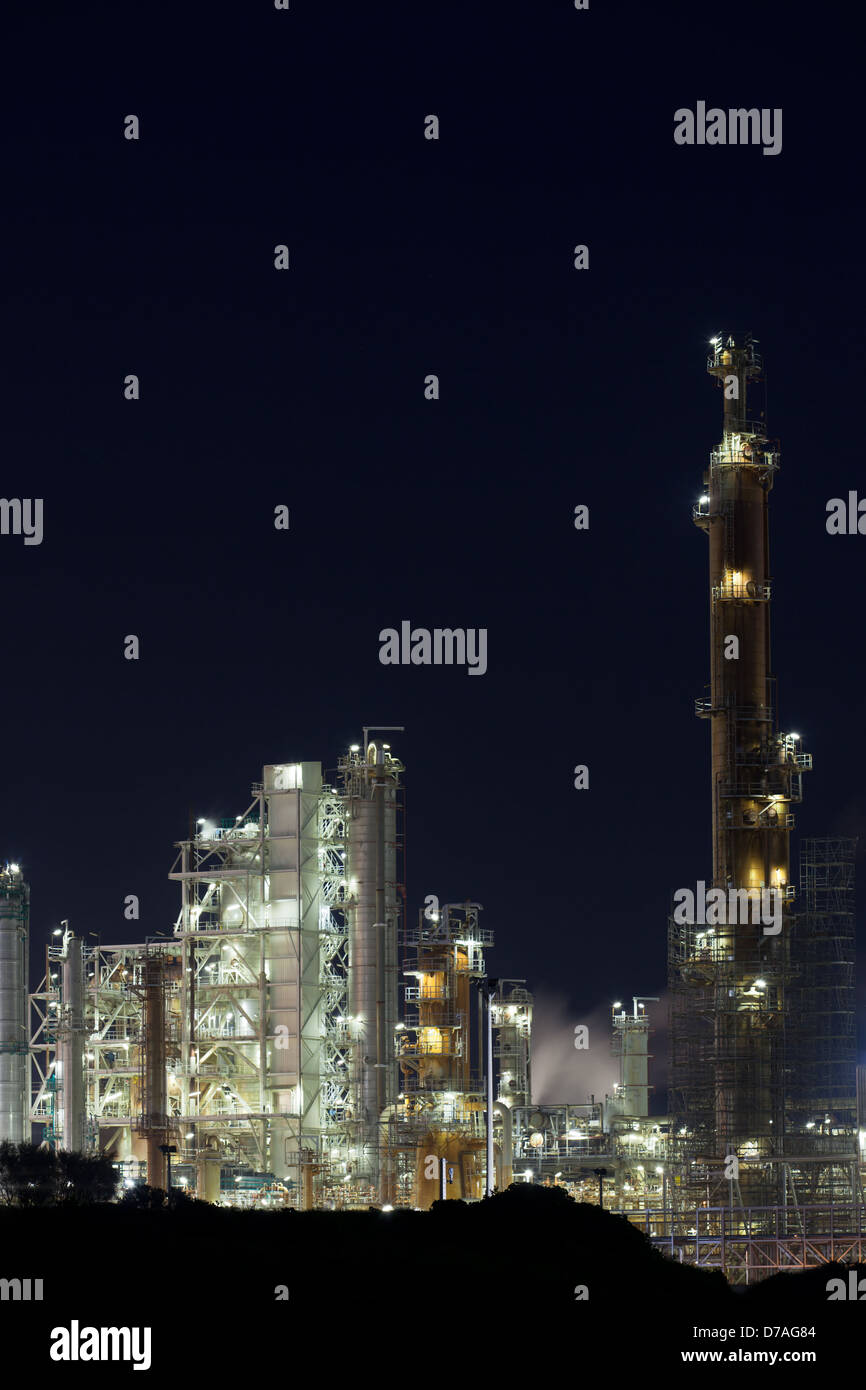 Night View of an Oil Refinery Plant. Vertical shot Stock Photo - Alamy