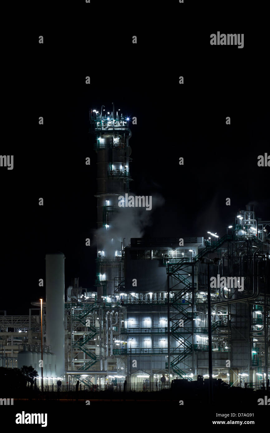 Night View of an Oil Refinery Plant. Vertical shot Stock Photo - Alamy