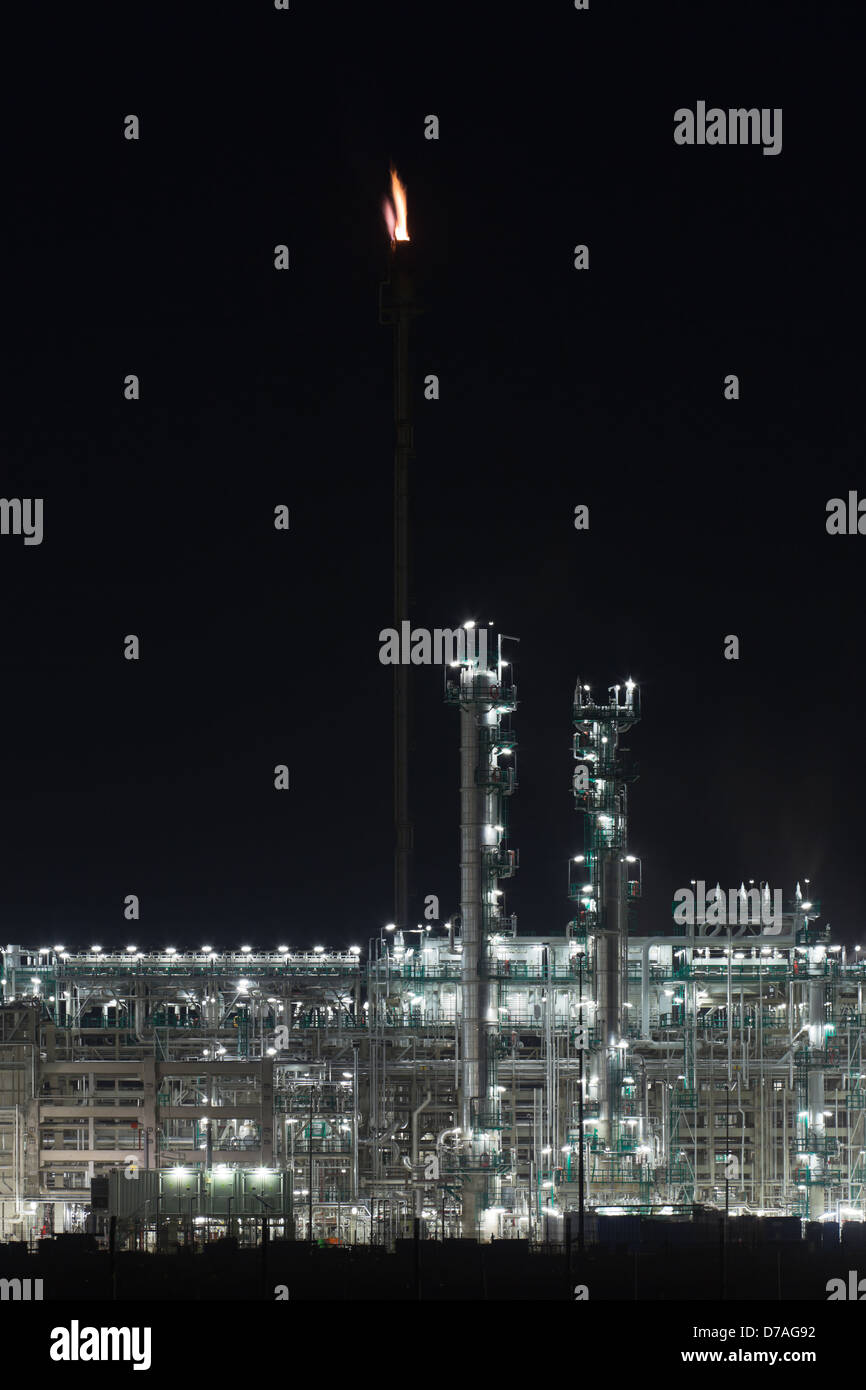 Night View of an Oil Refinery Plant. Vertical shot Stock Photo - Alamy