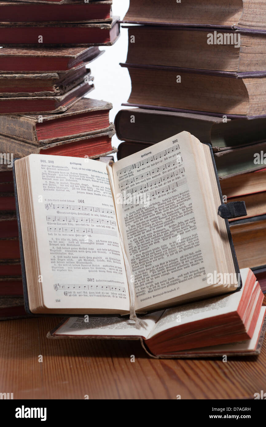 Stacked books book hi-res stock photography and images - Alamy