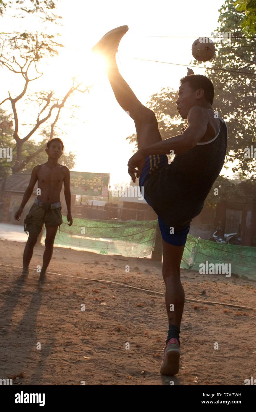Chinlon players in Mandalay, Myanmar, on 03.04.2013. Photo: Sebastian ...