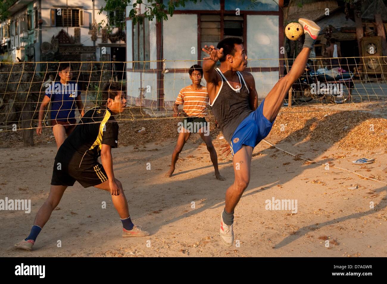 Chinlon players in Mandalay, Myanmar, on 03.04.2013. Photo: Sebastian ...