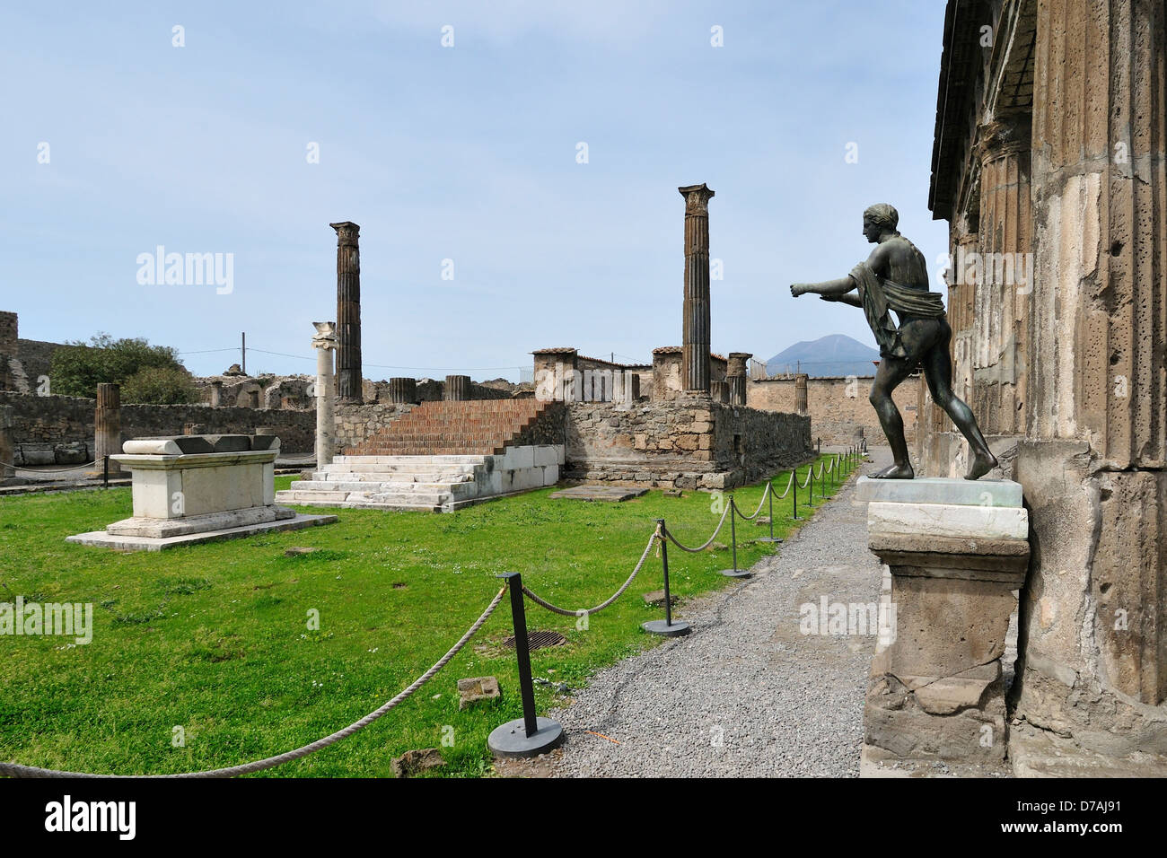 Statue of apollo hi-res stock photography and images - Alamy