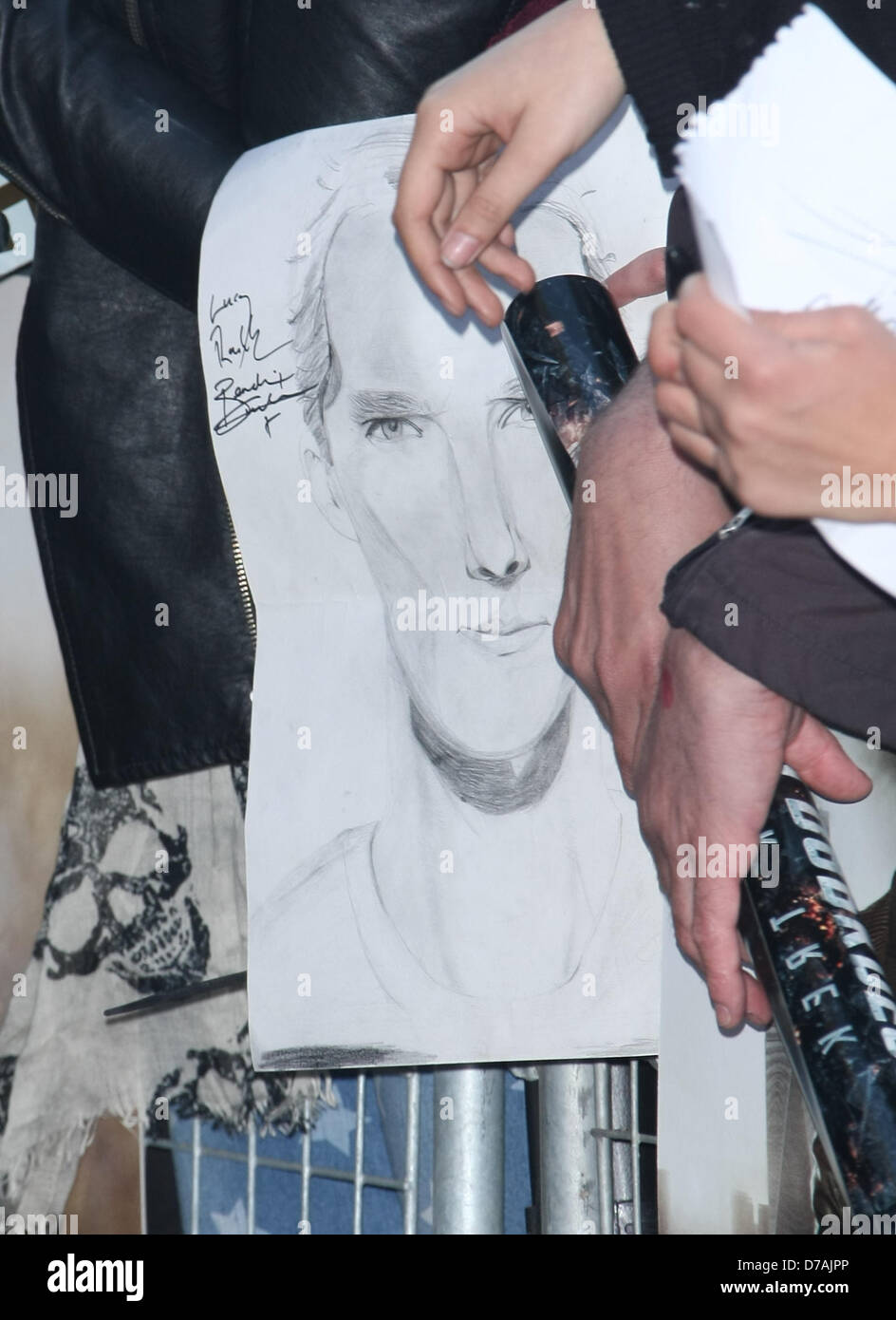 BENEDICT CUMBERBATCH SIGNS PICTURE FOR FAN STAR TREK INTO DARKNESS. UK ...