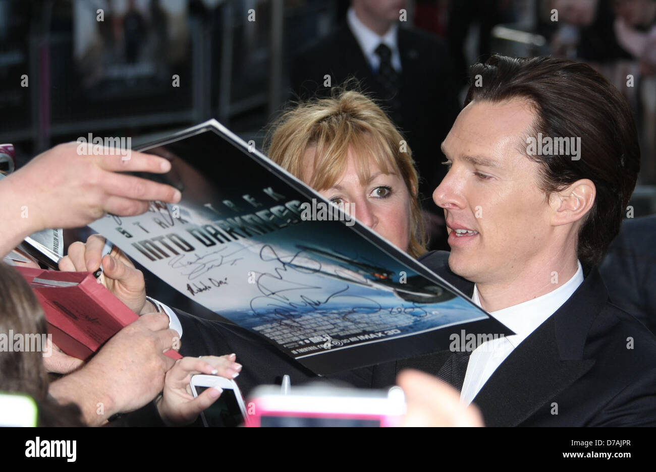 BENEDICT CUMBERBATCH SIGNS FOR FANS STAR TREK INTO DARKNESS. UK ...