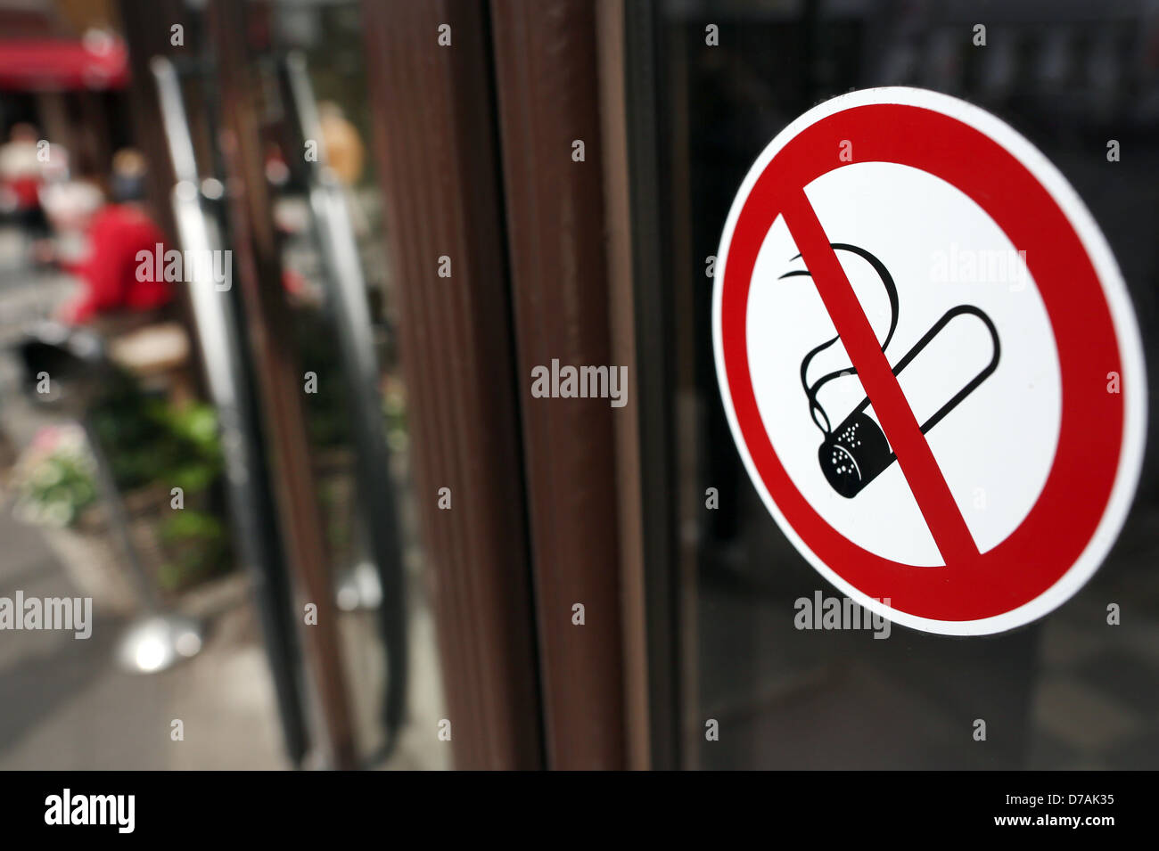 A no smoking sign hangs on the door of a restaurant in Duesseldorf ...