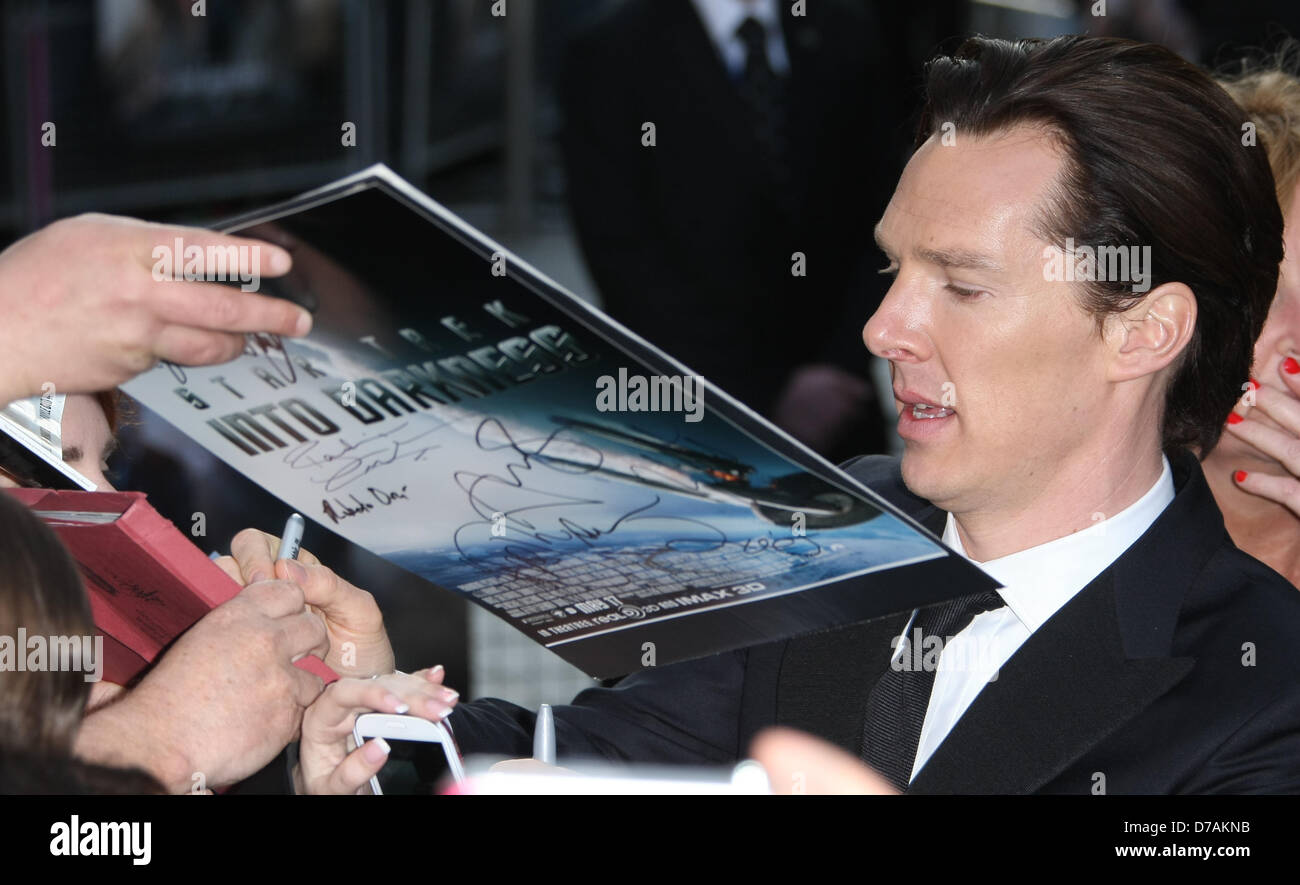 BENEDICT CUMBERBATCH SIGNS FOR FANS STAR TREK INTO DARKNESS. UK ...
