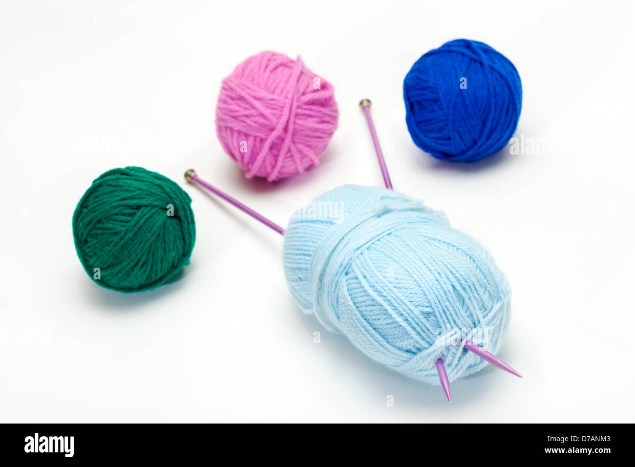 Knitting needles and balls of yarn Stock Photo - Alamy