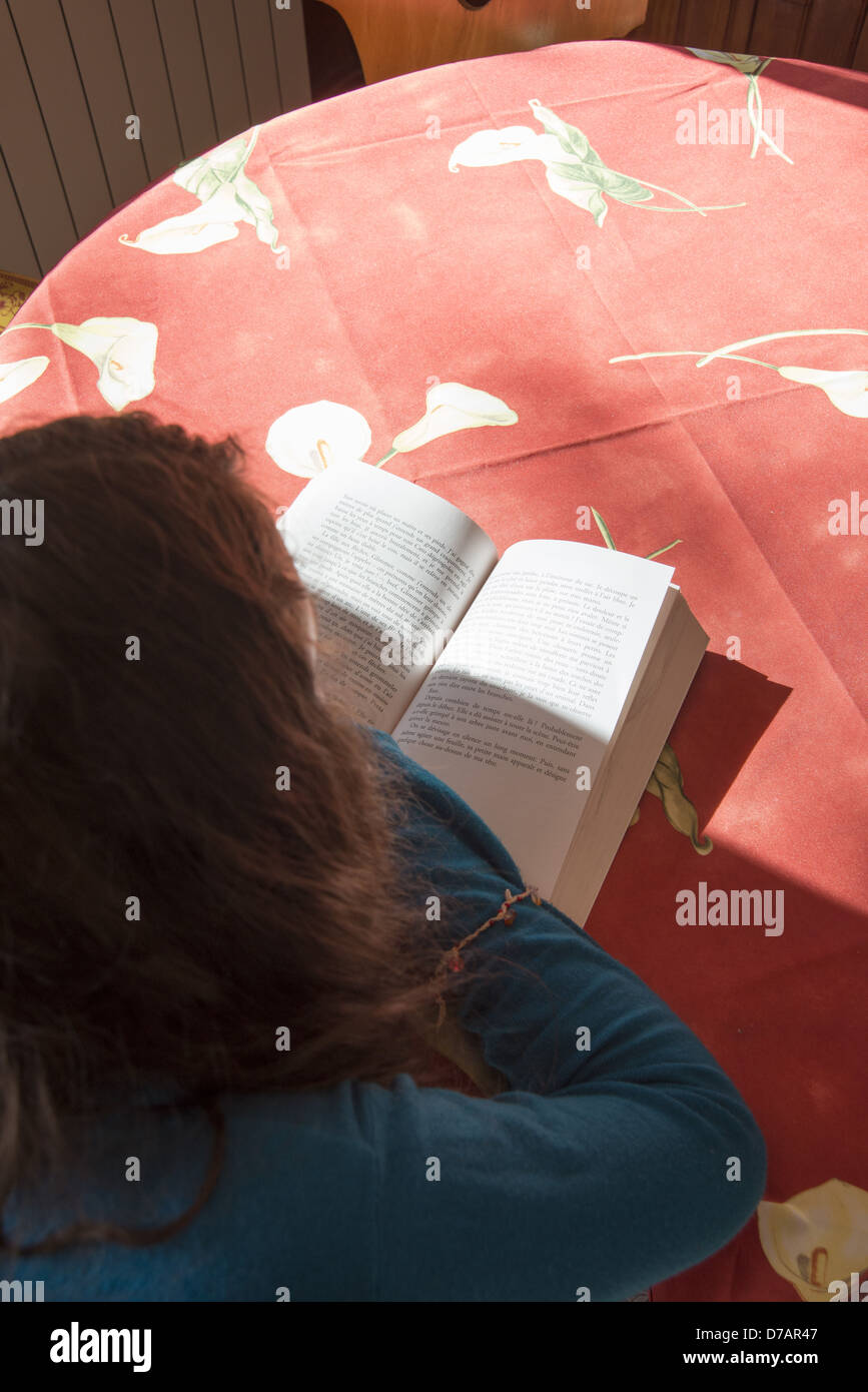 Enfant assis a table hi-res stock photography and images - Alamy