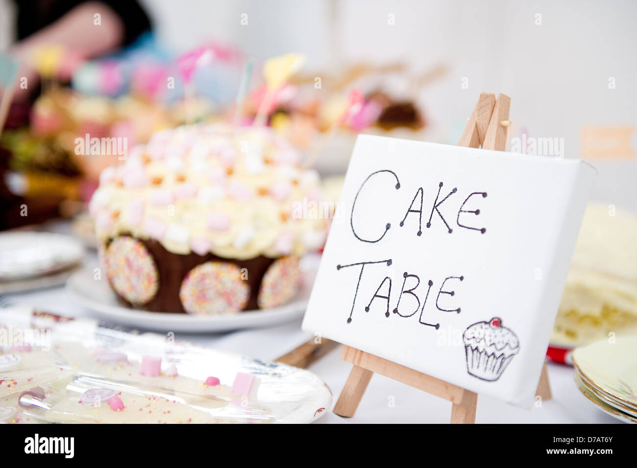 Diy wedding cake hi-res stock photography and images - Alamy