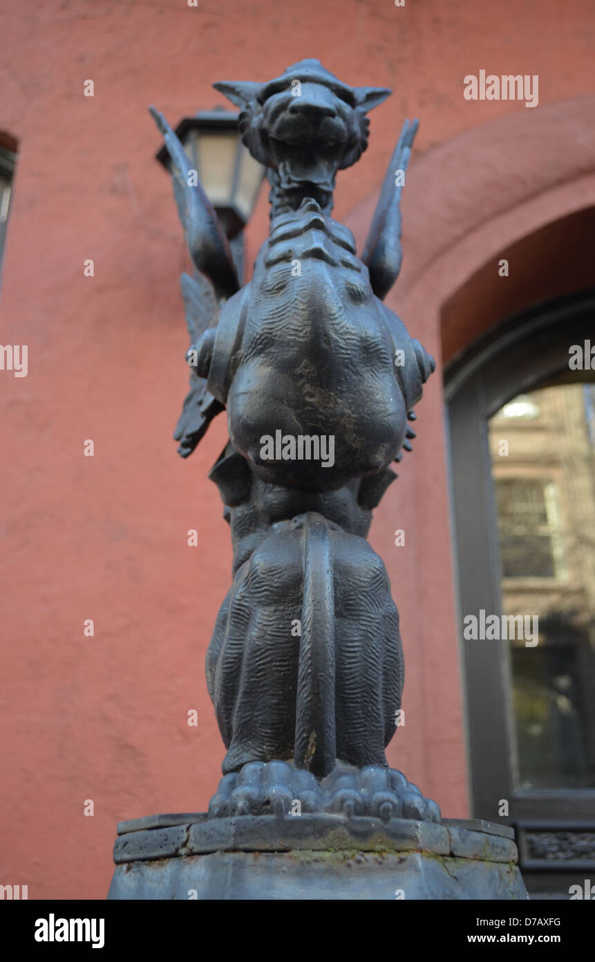 Griffin statue hi-res stock photography and images - Alamy