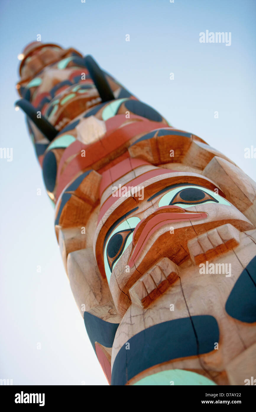 The raven totem pole carved by haida chief simon stiltae resides at cnr ...