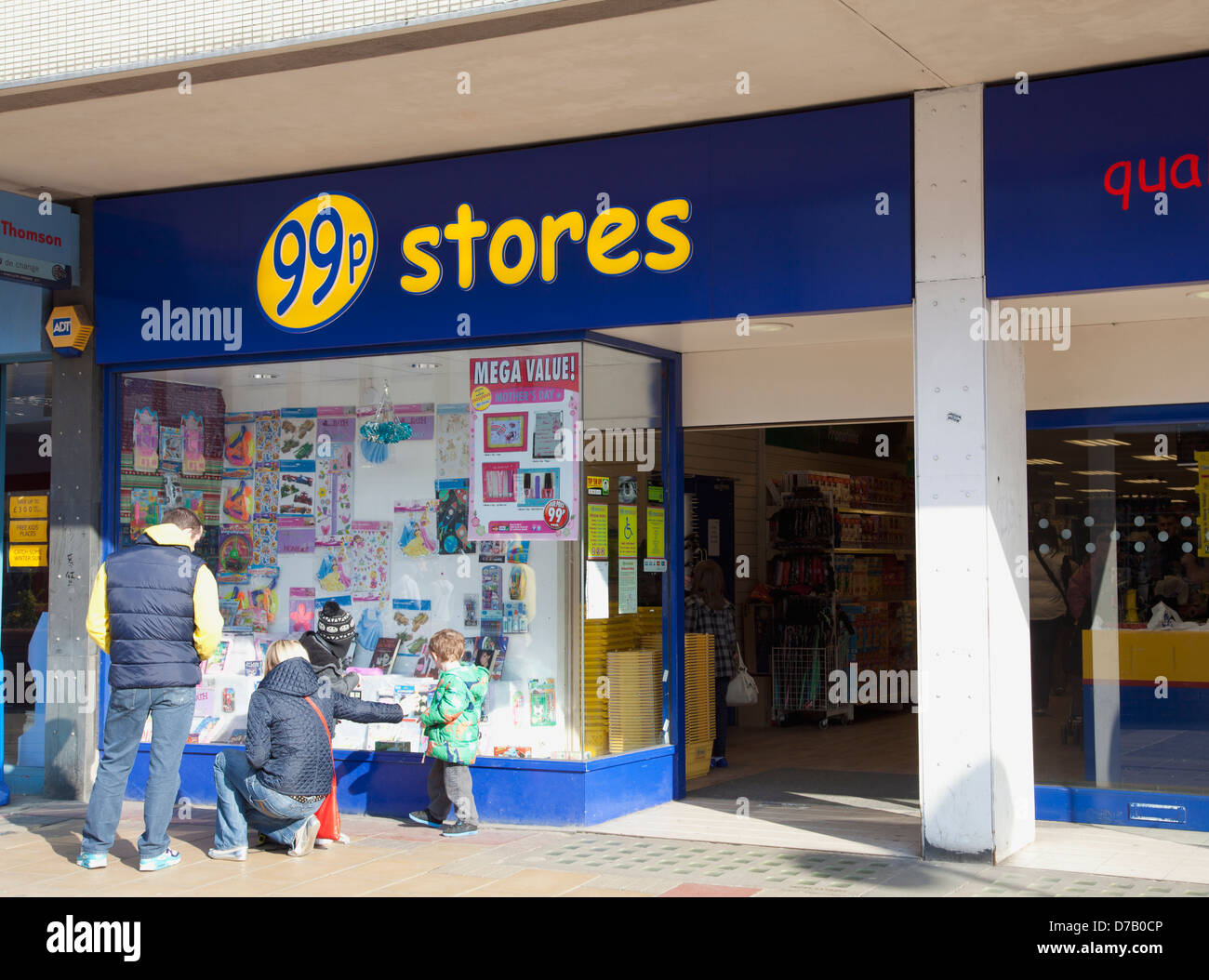 One pound store hi-res stock photography and images - Alamy
