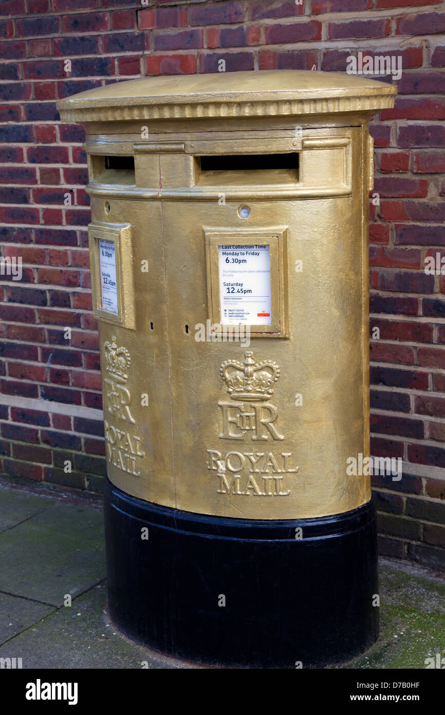 Golden post box hi-res stock photography and images - Alamy