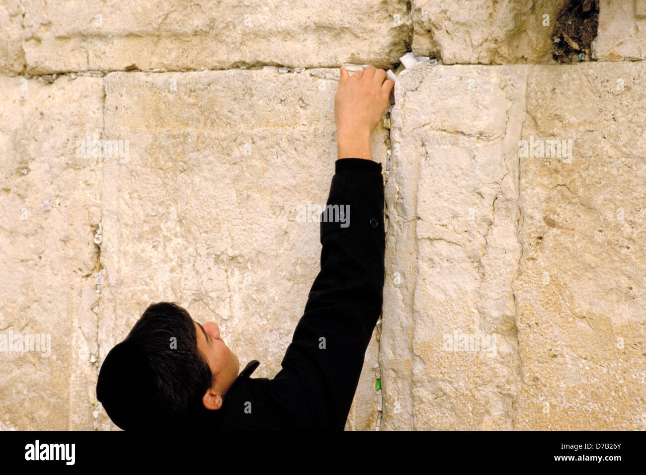 Placing a Note in the western wall, jerusalem Stock Photo - Alamy