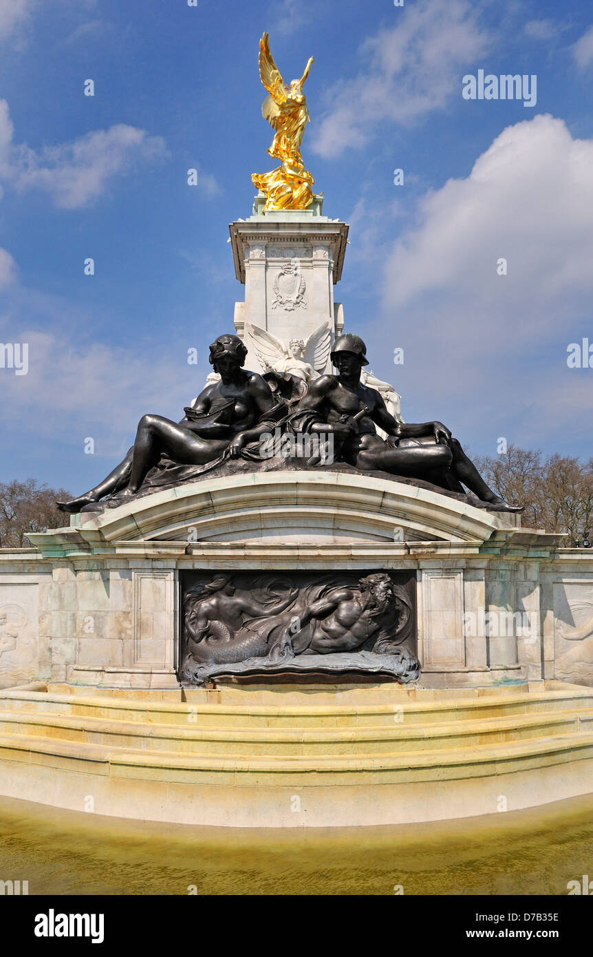 Buckingham palace victoria memorial statues hi-res stock photography ...