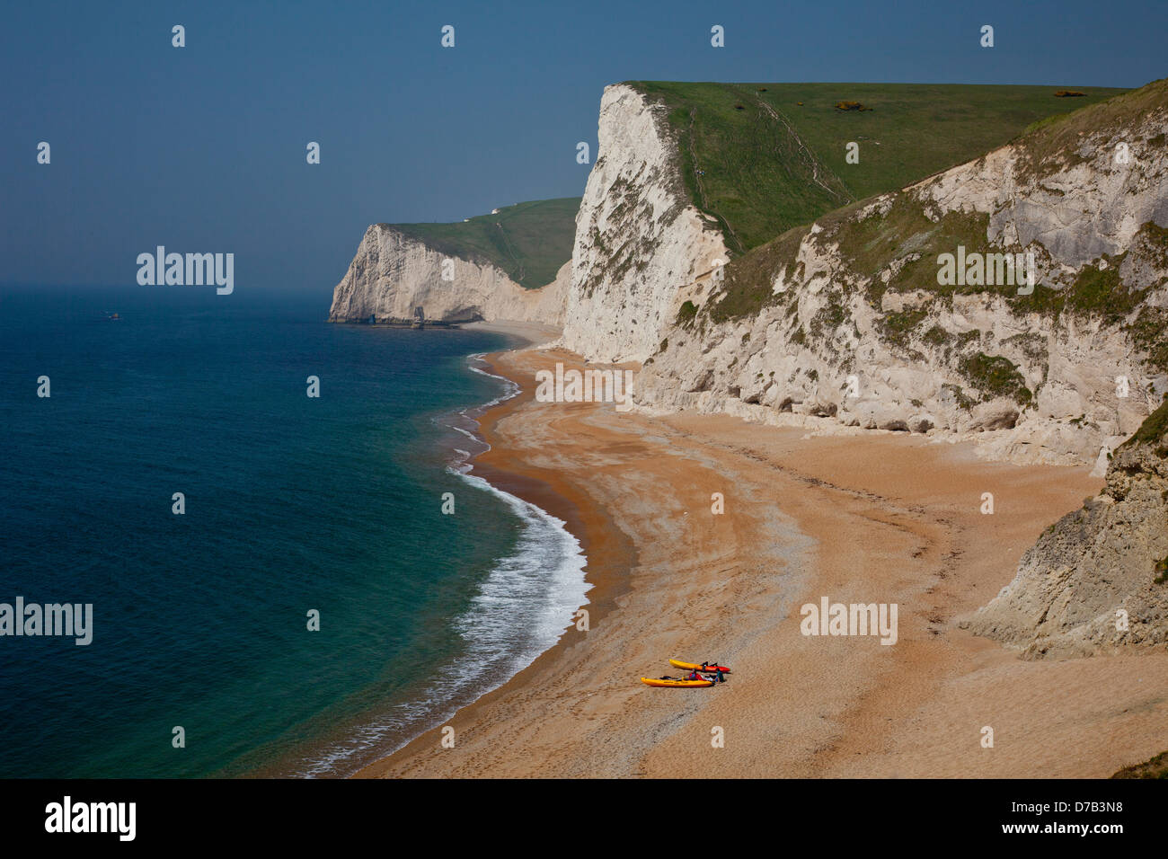 Sea kayaks on the beach at Durdle Door on the SW Heritage Coast, Dorset ...