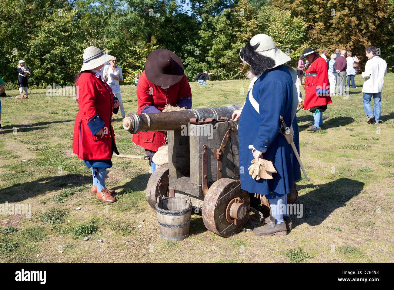 Medieval soldier loading a medieval gun hi-res stock photography and ...