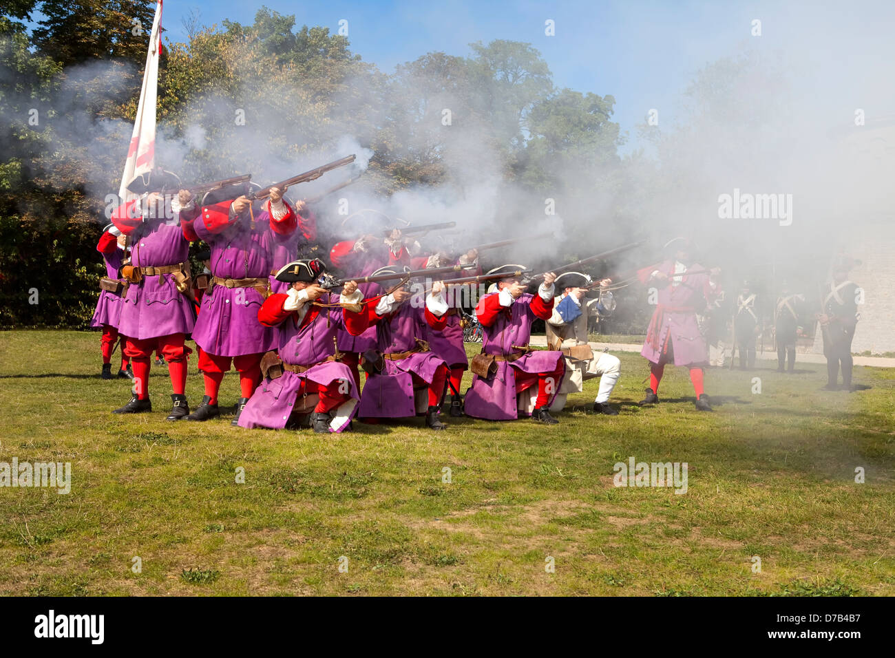 Soldiers muzzle loading rifles hi-res stock photography and images - Alamy