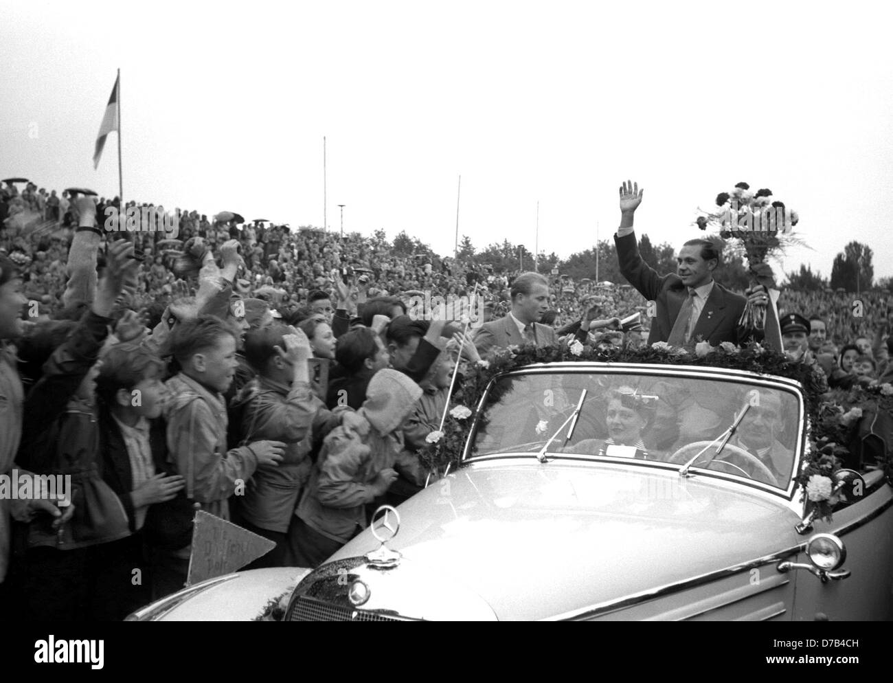 Enthusiastic welcome for the German internatinoal player Max Morlock ...