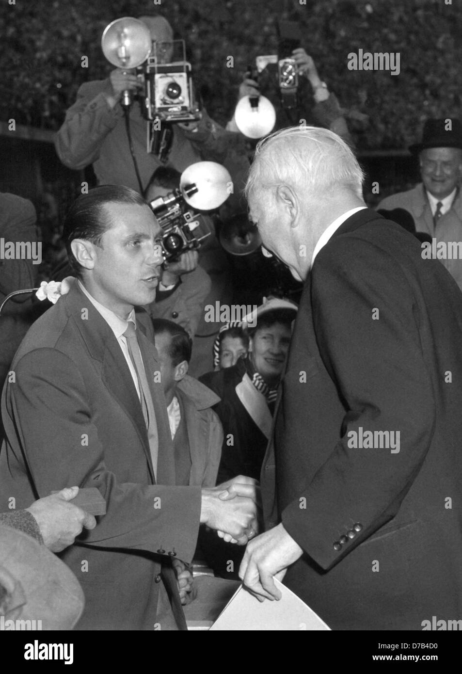 Soccer player Max Morlock (l) receives head of state Theodor Heuss' (r ...