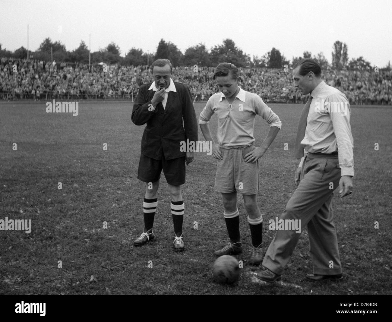 Enthusiastic reception by 30,000 spectators for national soccer player ...