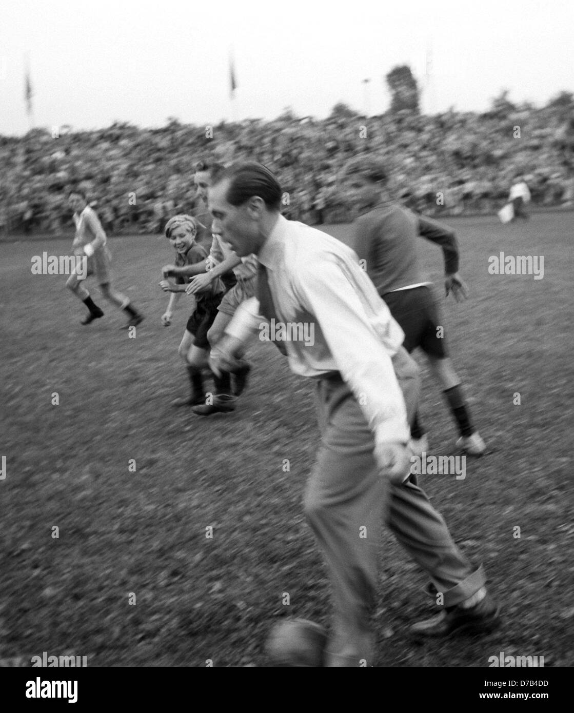 Enthusiastic reception by 30,000 spectators for national soccer player ...