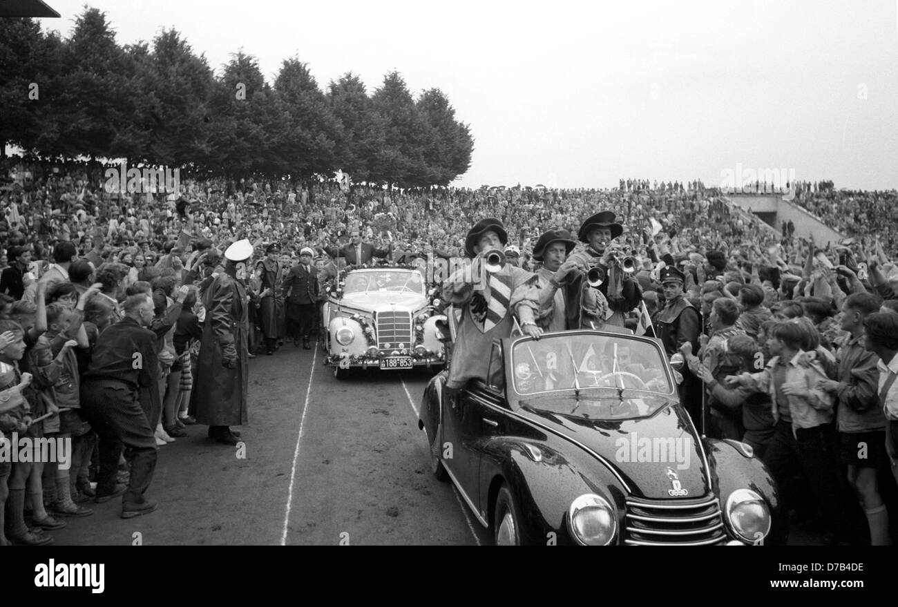 Enthusiastic welcome for the German internatinoal player Max Morlock ...