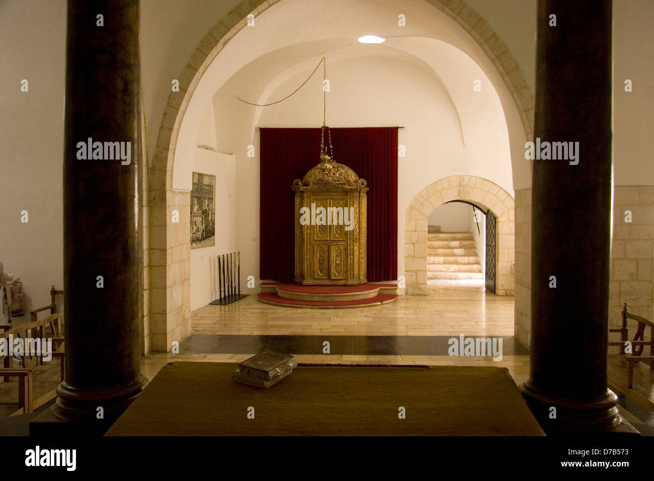 Sephardic synagogue jerusalem hi-res stock photography and images - Alamy