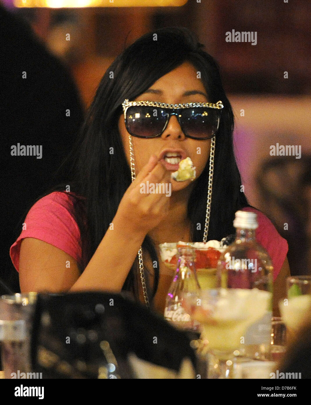 Nicole "Snooki" Polizzi Jersey Shore cast members visit a local cafe ...