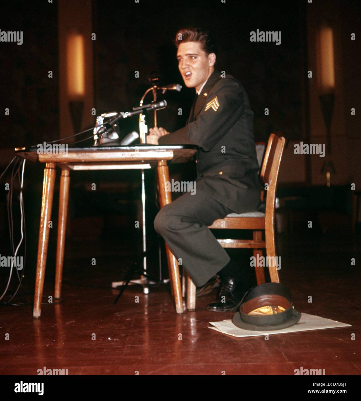 Elvis army uniform 1960 hi-res stock photography and images - Alamy