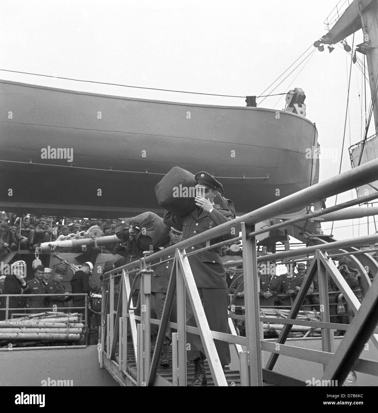 Elvis Presley (front) leaves the US troop carrier "General Randall" in ...