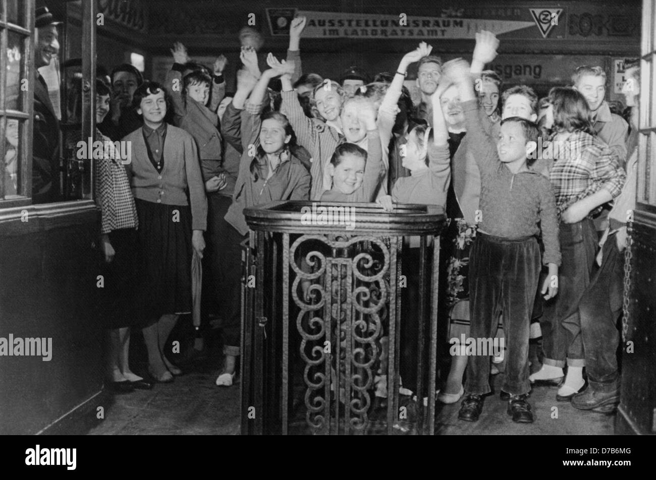 Elvis presley 1950s fans hi-res stock photography and images - Alamy