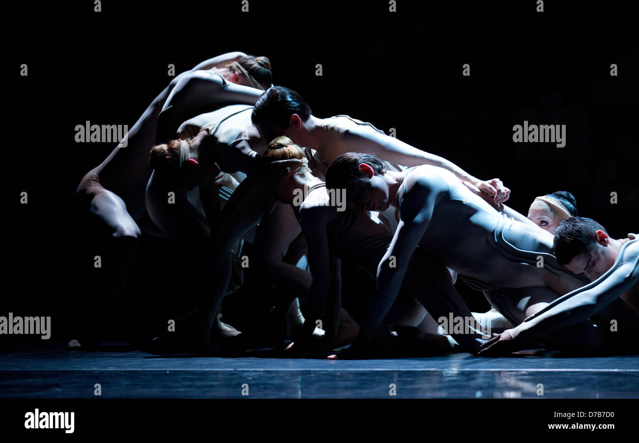 The ensemble of the State Ballet Berlin dances a scene of the piece ...