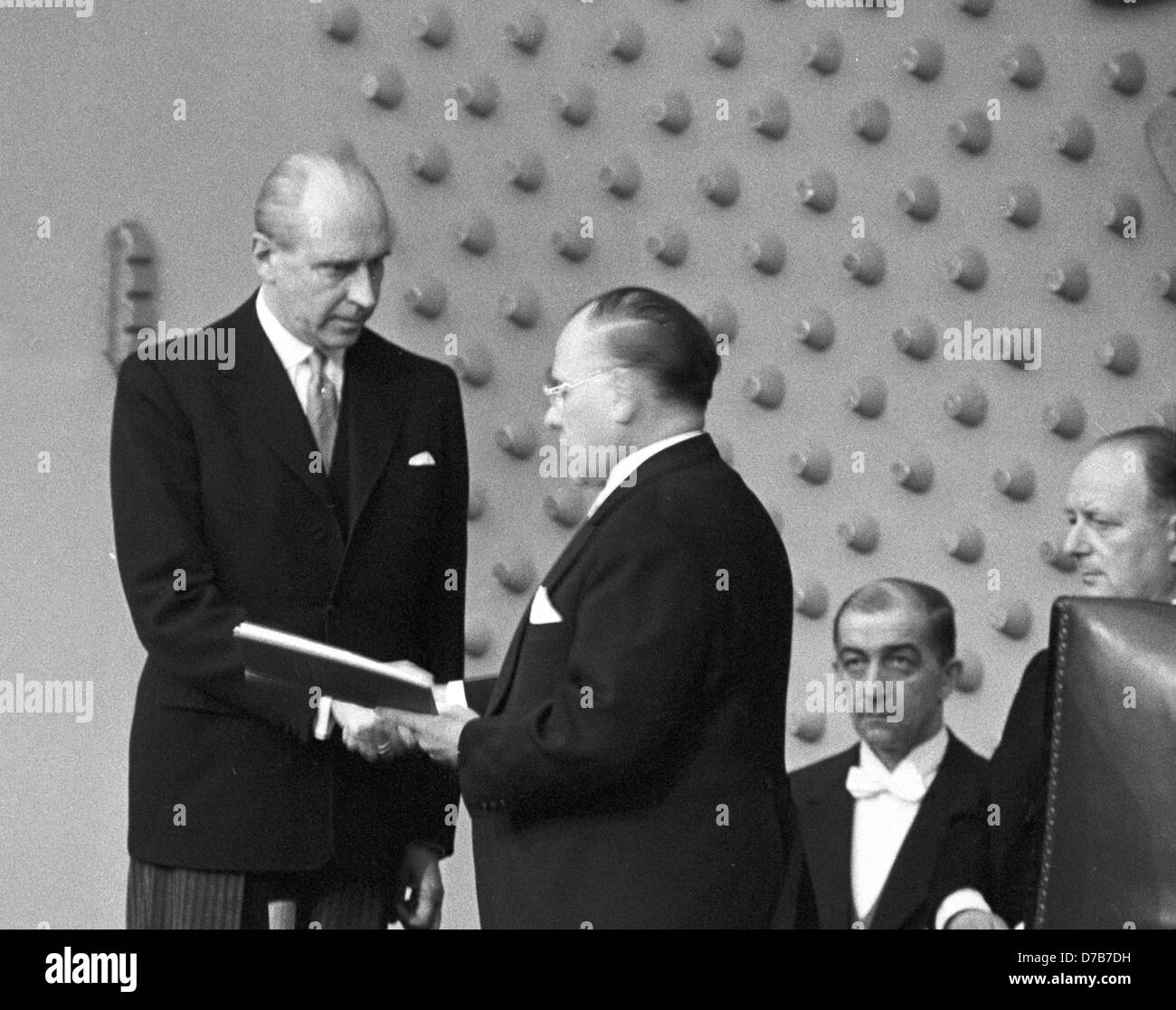 President of the Bundestag Eugen Gerstenmaier (M) swears in the first ...