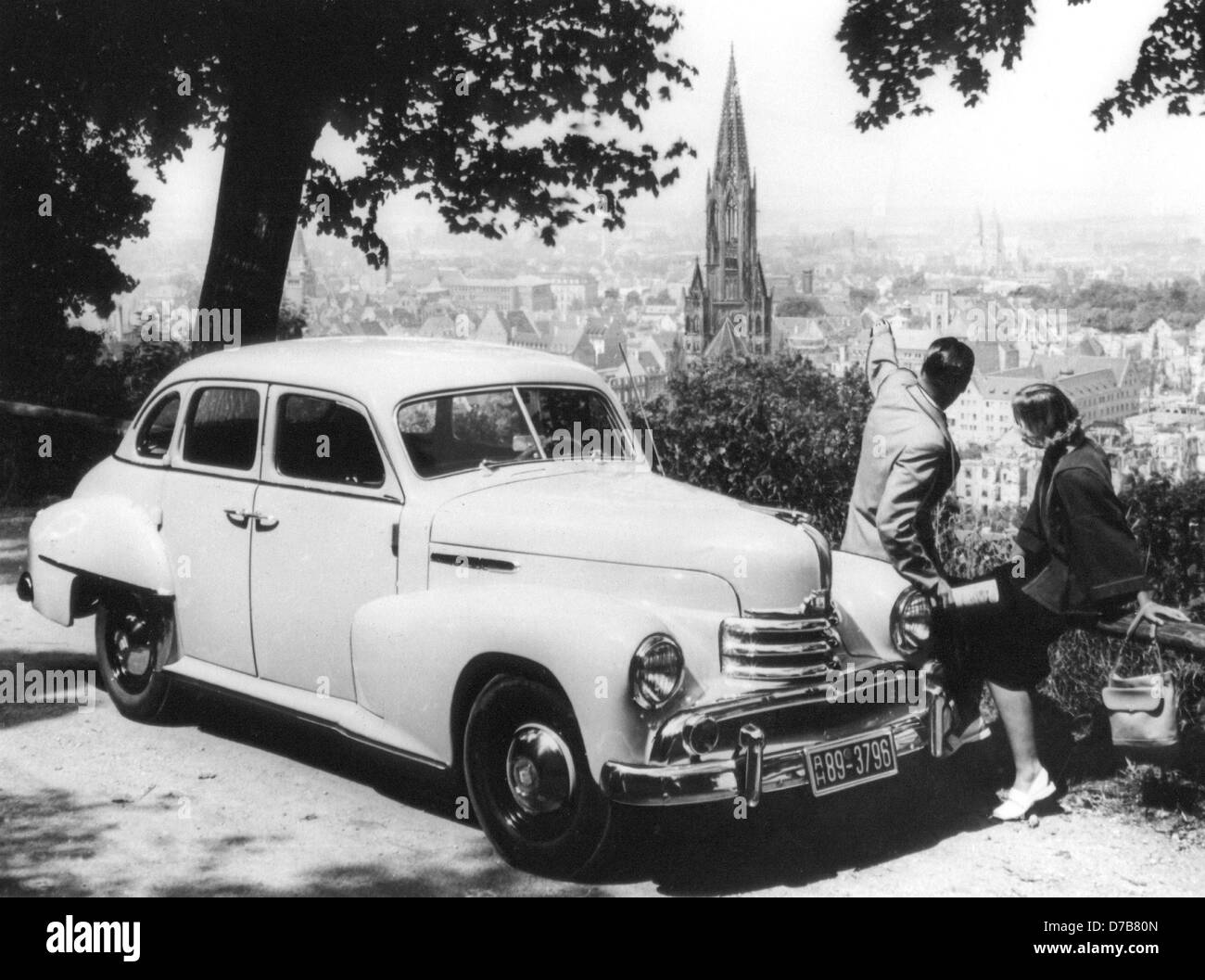 A couple enjoys the panorama next to their Opel Kapitän. The Opel ...