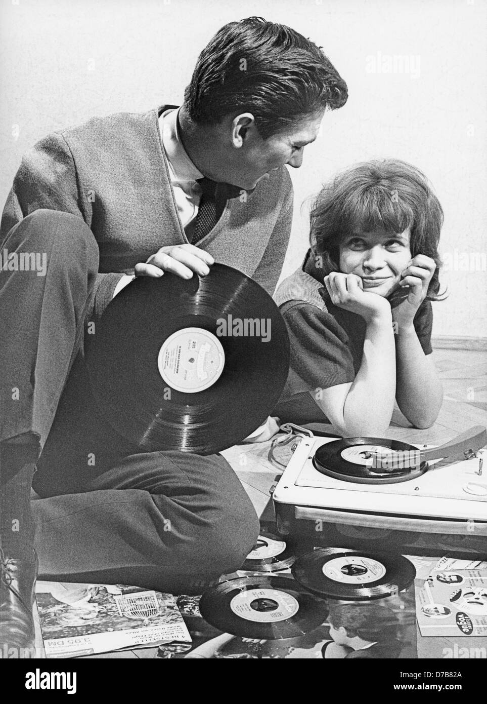 Young people listen to records in the 1950s Stock Photo - Alamy