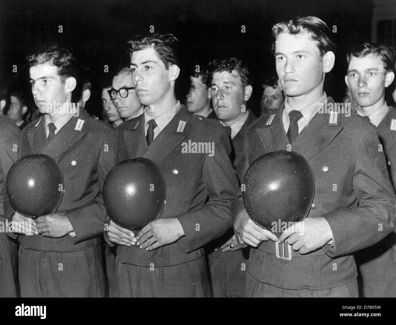 Recruits of the Federal Armed Forces at their festive swearing-in ...