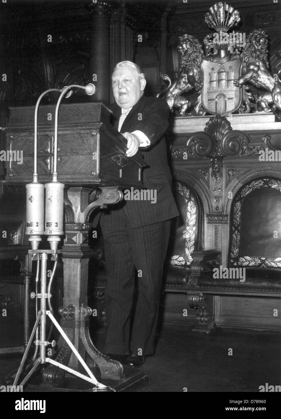 Father of the "German economic miracle", Ludwig Erhard, gives a speech ...