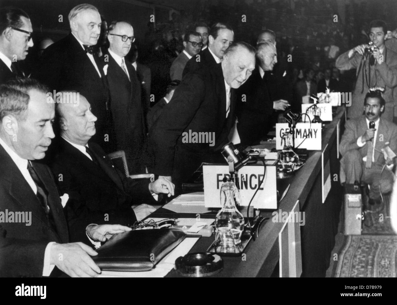 Chancellor Konrad Adenauer (M) takes his seat in the Atlantic Council ...