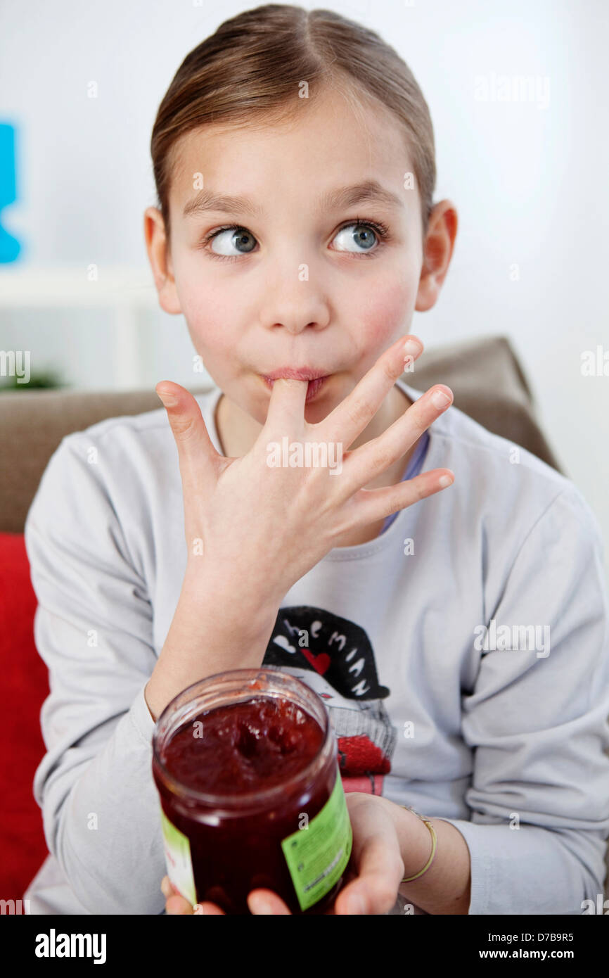 Snacking child hi-res stock photography and images - Alamy