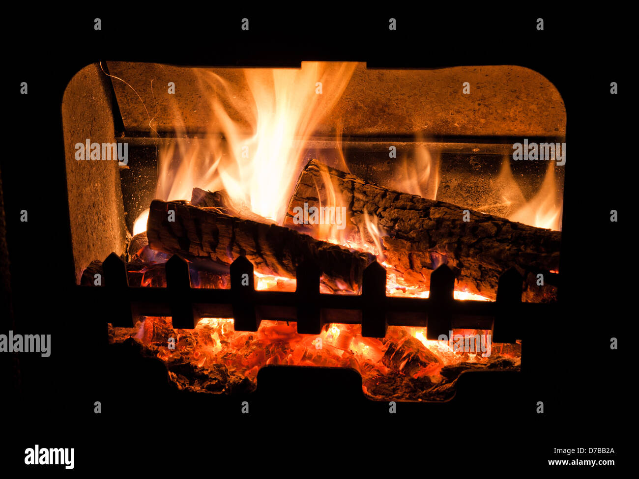 Burning wood embers close up hi-res stock photography and images - Alamy