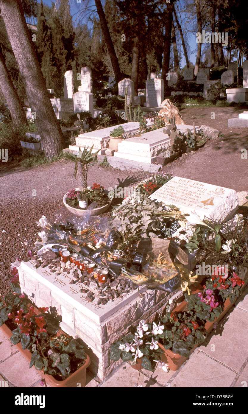 ilan ramon graveyard in nahalal Stock Photo - Alamy